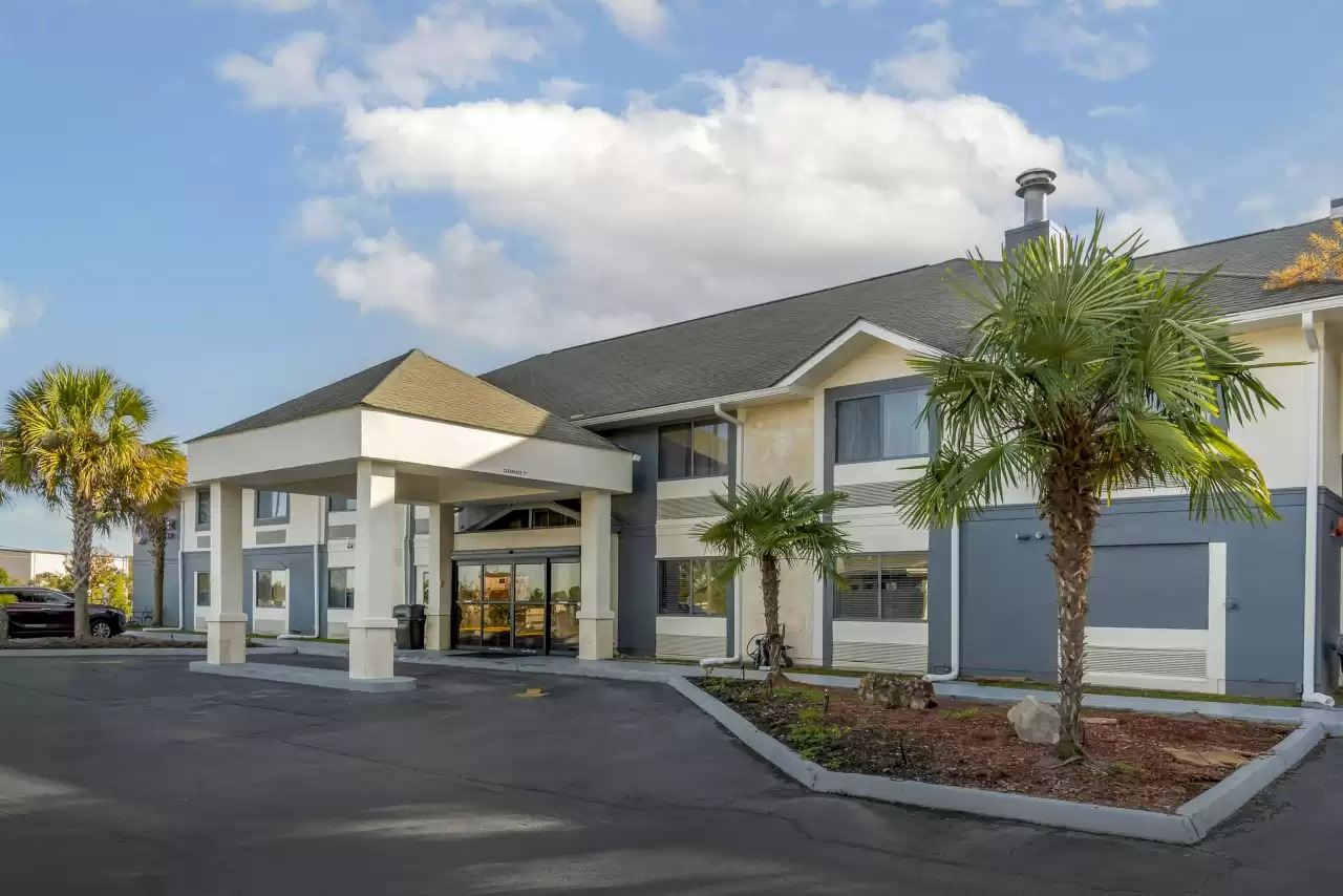 Comfort Inn and Suites Hotel in Warner near Robins Air Force Base.